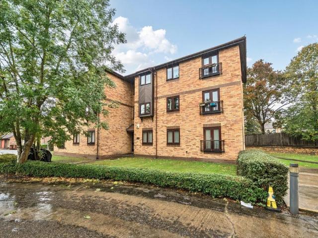 Sheridan Way, Beckenham, Kent, BR3 2 bed flat to rent £1,700 pcm £392 pw