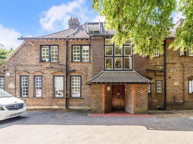 Sheridan Road, Wimbledon SW19 3 bed flat to rent £2,750 pcm £635 pw