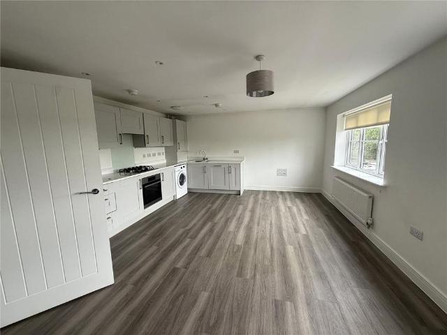 Sherman Avenue, KT12 2 bed flat to rent £1,900 pcm £438 pw