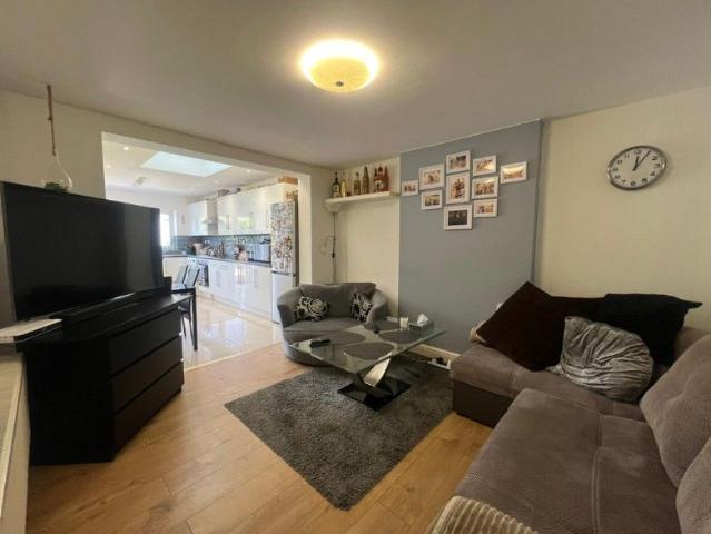 Sherwood Avenue, Greenford UB6, 2 bed maisonette to rent, £2,000 pcm | PrimeLocation
