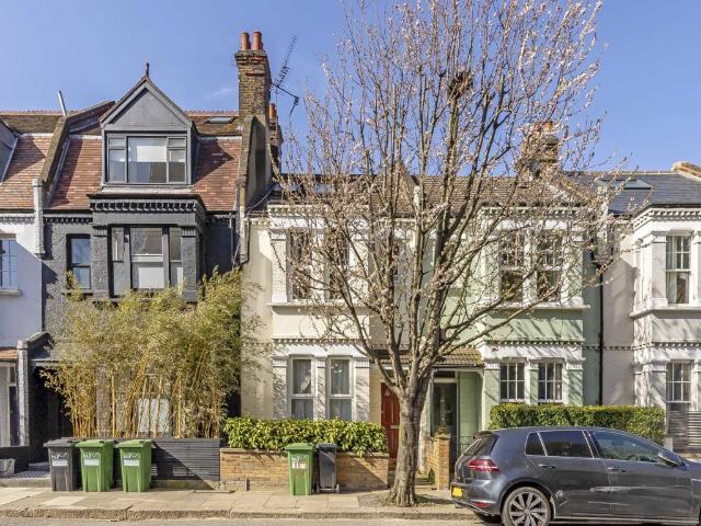 Shinfield Street, Shepherds Bush W12, 4 bed flat to rent, £3,800 pcm | PrimeLocation