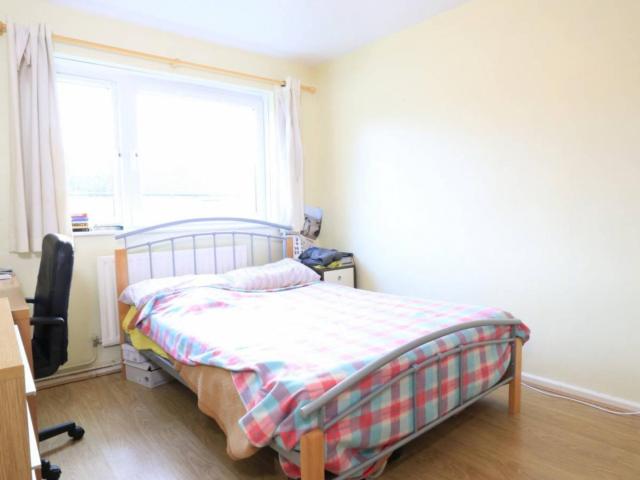 Shiny double bedroom in Stepney Has a Room