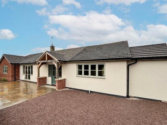 Shipston On Stour CV37, 3 bed bungalow to rent, £2,250 pcm | PrimeLocation