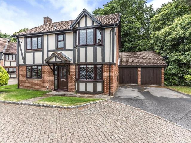 Shire Close, Bagshot, Surrey, GU19 4 bed detached house to rent £2,800 pcm £646 pw