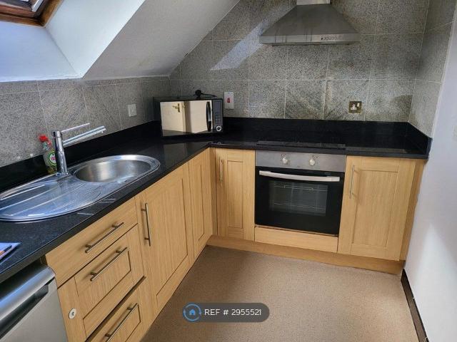 Shire Place, Worth, Crawley RH10, 1 bed maisonette to rent, £1,250 pcm | PrimeLocation