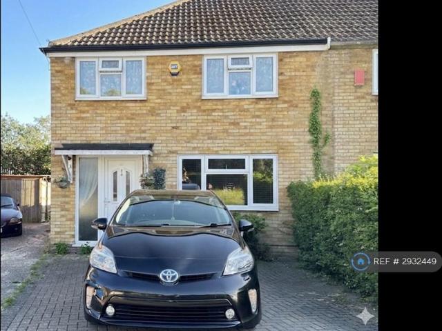 Shirley Avenue, Reading, RG2 3 bed semi detached house to rent £1,900 pcm £438 pw