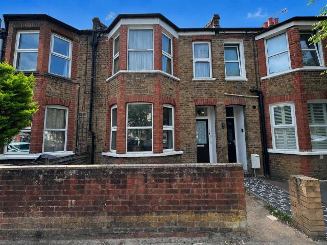 Shirley Gardens, London 2 bed flat to rent £2,000 pcm £462 pw