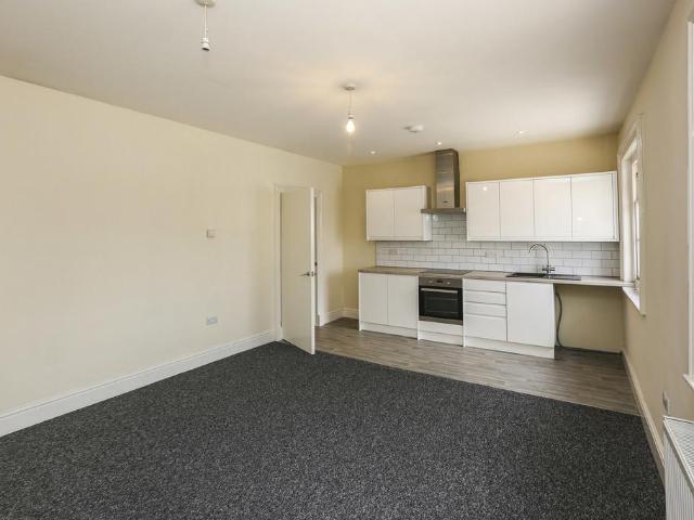 Shirley High Street, Southampton. 2 bed flat to rent £1,050 pcm £242 pw