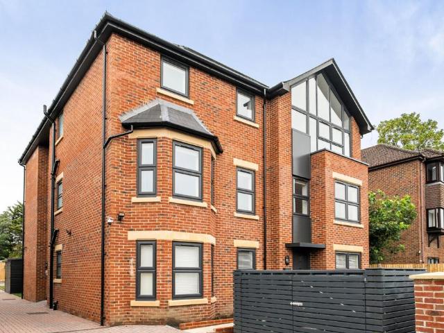 Shirley Road, Hampshire SO15 2 bed flat to rent £1,550 pcm £358 pw