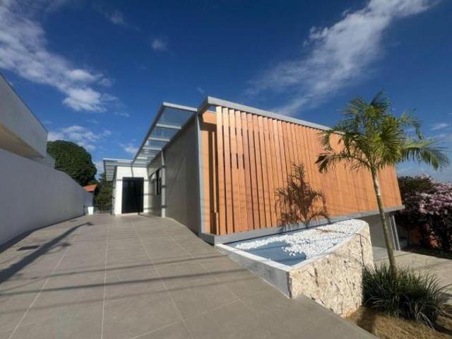 SHIS QI 17 CASA REFORMADA Á VENDA