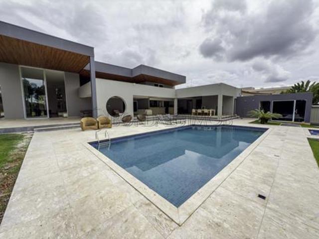 SHIS QI 11 Casa de Alto Padrão na QI 11 – Sobrado de Esquina com Arquitetura Exclusiva