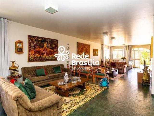 SHIS QI 23 Casa com 4 quartos sendo 3 suítes aceita permutar/financiar Lago Sul