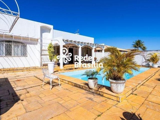 SHIS QI 23 Casa com 4 quartos sendo 3 suítes aceita permutar/financiar Lago Sul