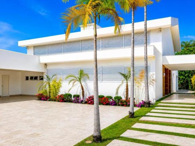 SHIS QL 10 Casa reformada por Ana Paula Barros, 4 suítes, piscina aquecida, escritório e gazebo