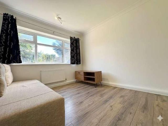Shrublands Close, Chigwell, IG7