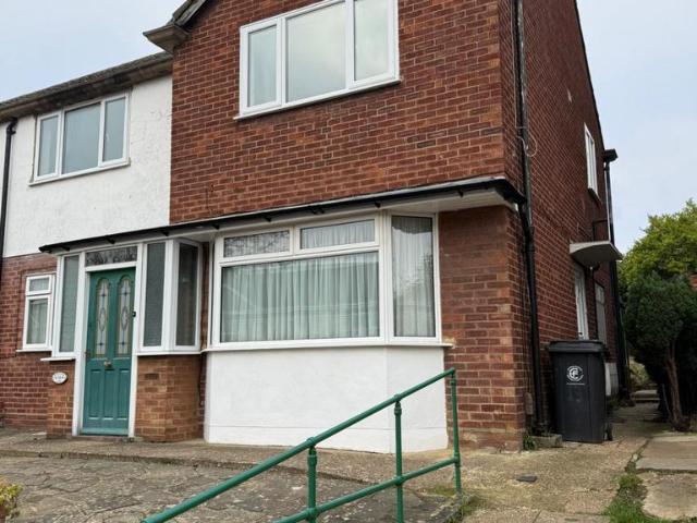 Shrublands Close, Chigwell IG7 2 bed flat to rent £1,700 pcm £392 pw