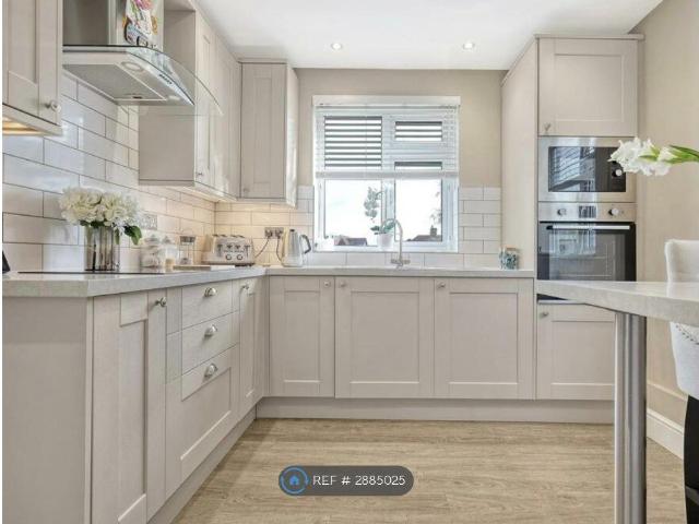 Shrublands Close, Chigwell IG7, 2 bed maisonette to rent, £1,900 pcm | PrimeLocation