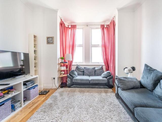Shrewsbury Road, Forest Gate, London, E7 3 bed flat to rent £2,350 pcm £542 pw