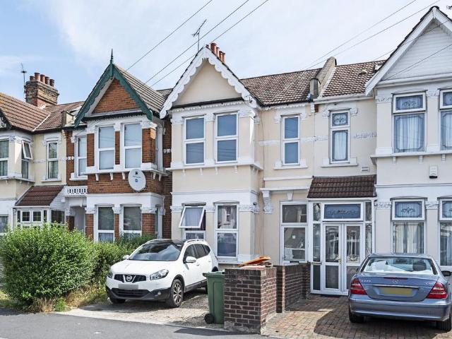 Shrewsbury Road, Forest Gate, London, E7 3 bed flat to rent £2,500 pcm £577 pw