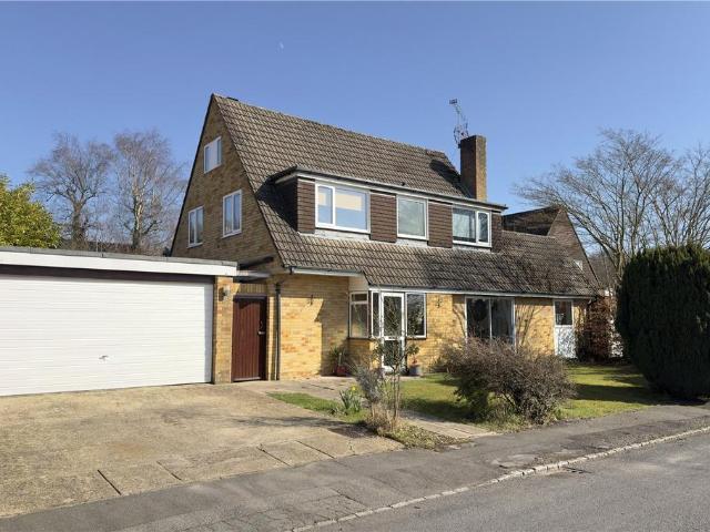 Shrimpton Close, Beaconsfield, Bucks. 5 bed detached house to rent £3,200 pcm £738 pw