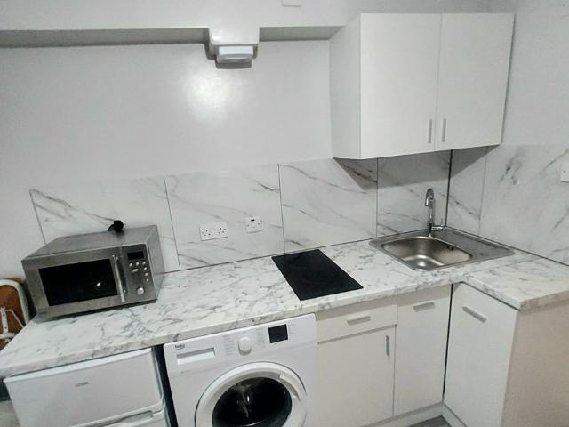 Shropshire Close, Mitcham CR4, Studio to rent, £950 pcm | PrimeLocation