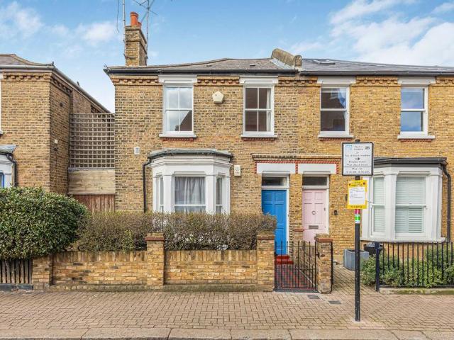 Shuttleworth Road, Battersea, London. 2 bed maisonette to rent £2,750 pcm £635 pw