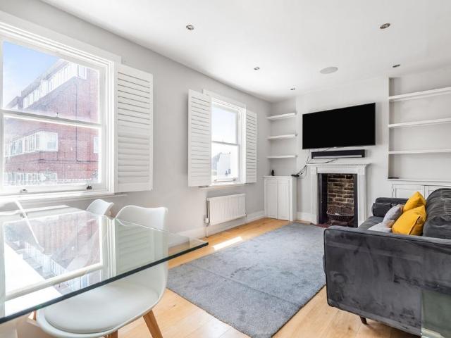 Shuttleworth Road, Battersea, London. 3 bed flat to rent £3,500 pcm £808 pw