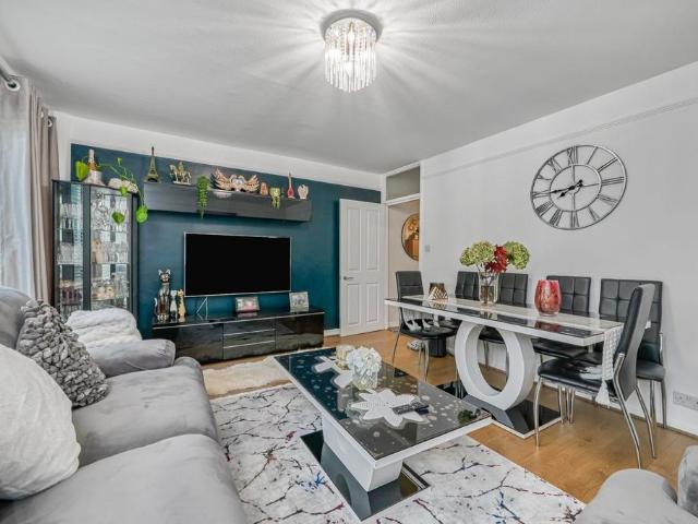 Shuttleworth Road, London, SW11 3 bed flat to rent £2,800 pcm £646 pw