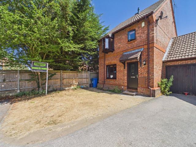 Simkins Close, Winkfield Row, Bracknell, Berkshire RG42, 3 bed link detached house to rent, £1,800 pcm | PrimeLocation