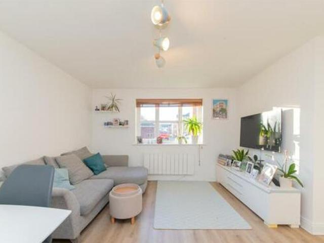 Simms Gardens, East Finchley, 2 Bedroom Flat