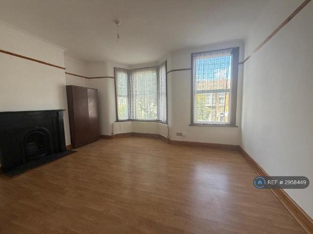 Simonds Road, London, E10 2 bed flat to rent £1,800 pcm £415 pw