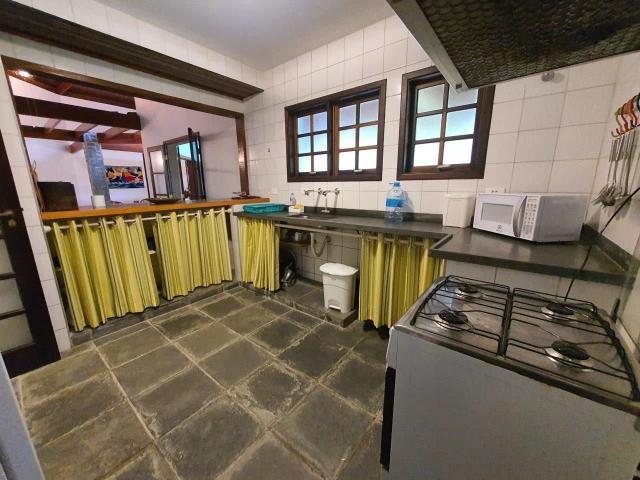Simples com conforto, grande gramado e 3 suítes