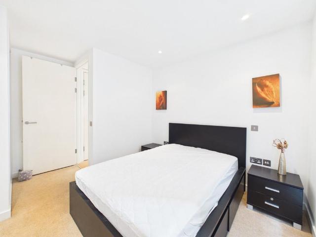 Simpson Loan, Quartermile, Edinburgh. 1 bed apartment to rent £1,600 pcm £369 pw