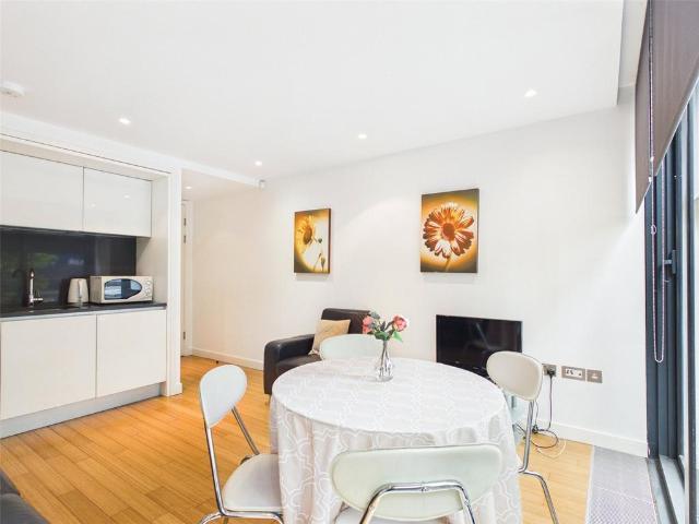 Simpson Loan, Quartermile, Edinburgh. 1 bed apartment to rent £1,600 pcm £369 pw