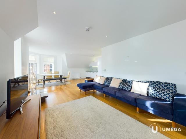 Simpson Loan, Quartermile, Edinburgh. 2 bed apartment to rent £2,600 pcm £600 pw