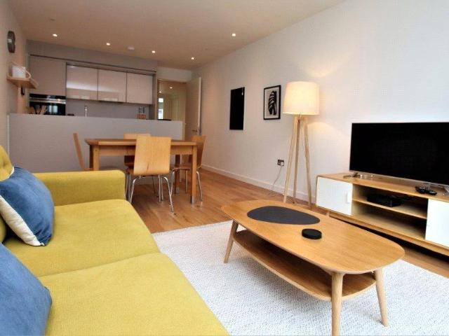 Simpson Loan, Quartermile, Edinburgh. 2 bed apartment to rent £2,900 pcm £669 pw