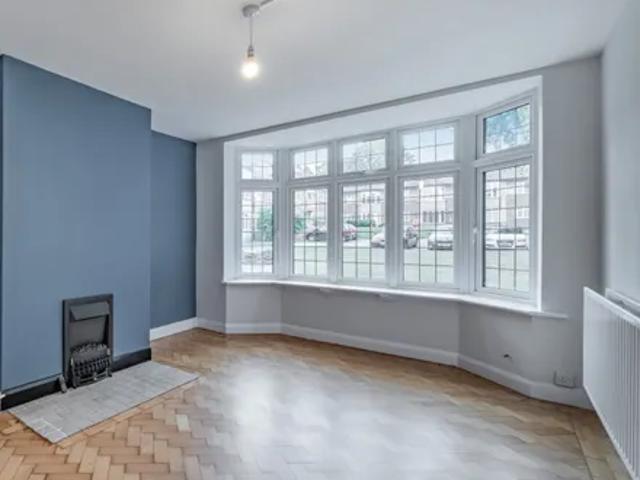 Simpson Way, Thames Ditton, KT6 4ET, United Kingdom | 2 bed apartment for rent #167447985 | Rentberry