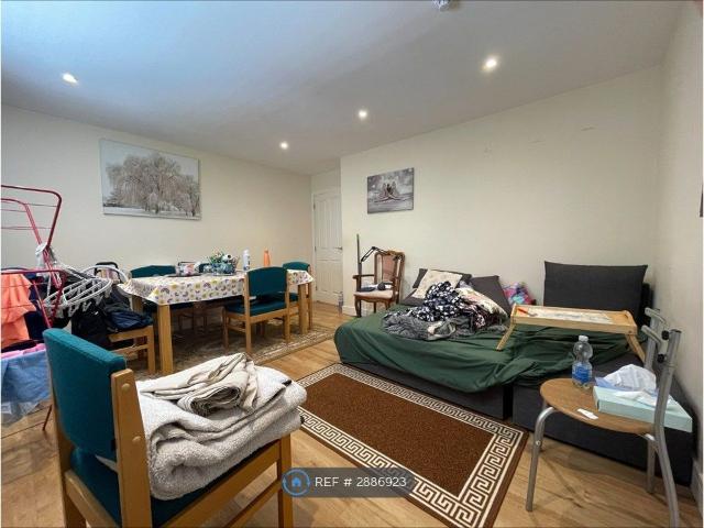 Simran House, Shinfield RG2, 1 bed flat to rent, £1,200 pcm | PrimeLocation