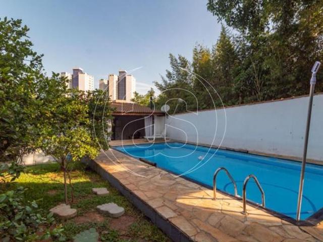 Sinta se no interior nesta casa térrea com piscina na Chácara Monte Alegre