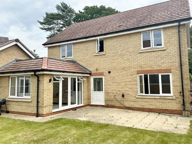 Sinclair Drive, Codmore Hill. 4 bed detached house to rent £2,250 pcm £519 pw