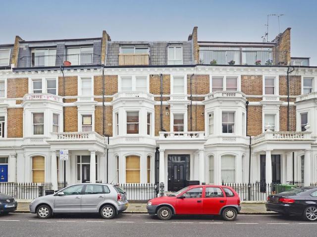 Sinclair Gardens, Brook Green. Studio to rent £1,700 pcm £392 pw