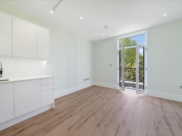 Sinclair Road, London, W14 1 bed flat to rent £2,400 pcm £554 pw