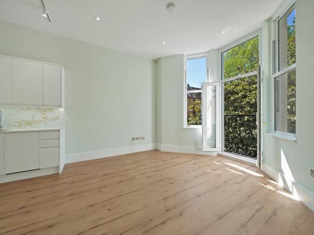 Sinclair Road, London, W14 1 bed flat to rent £2,500 pcm £577 pw