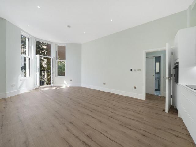 Sinclair Road, London, W14 1 bed flat to rent £2,700 pcm £623 pw