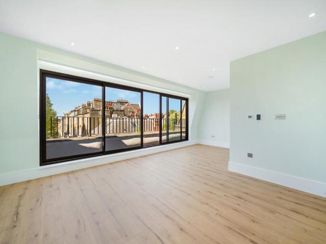 Sinclair Road, London, W14 2 bed flat to rent £3,600 pcm £831 pw