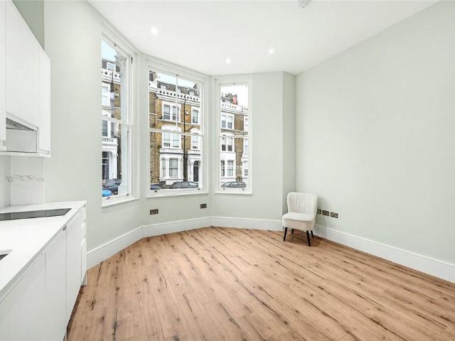 Sinclair Road, London, W14 Studio to rent £2,200 pcm £508 pw