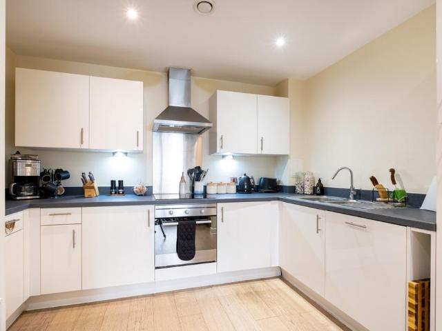 Singer Mews London SW4 1 bed apartment to rent £2,300 pcm £531 pw