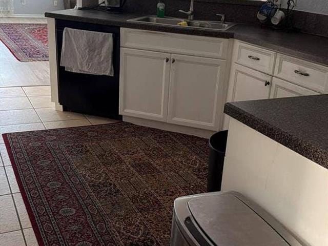 Single bedroom with all furniture