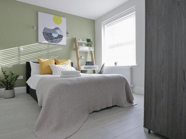 Single Bedroom ensuite in a 5 bedrooms house in London Has a Room