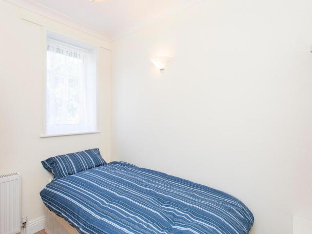 Single bedroom exquisite 5 bedroom house Has a Room